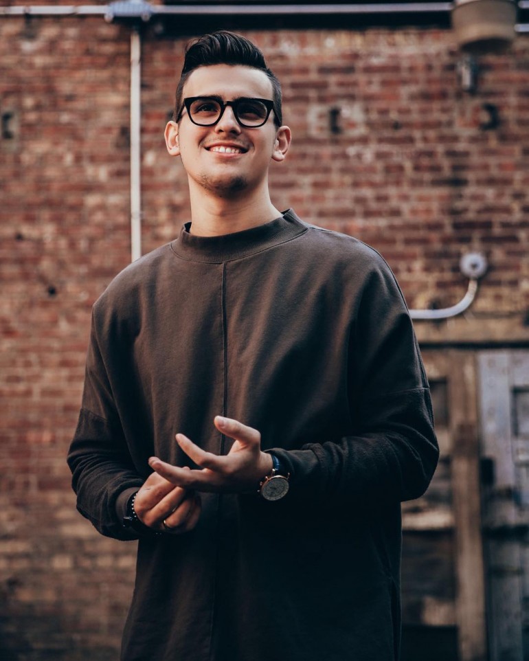 Albert Stanaj bën shqiponjën para 70.000 personave – Privé – Faqja Zyrtare